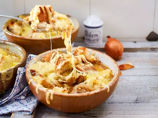 Recepta de sopa de ceba amb crostons de pa blanc