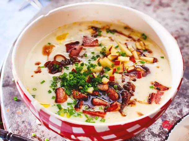 Recepta de sopa cremosa de ceba amb poma i cansalada