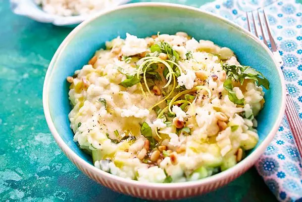 Zucchini risotto ine pine nuts uye feta recipe