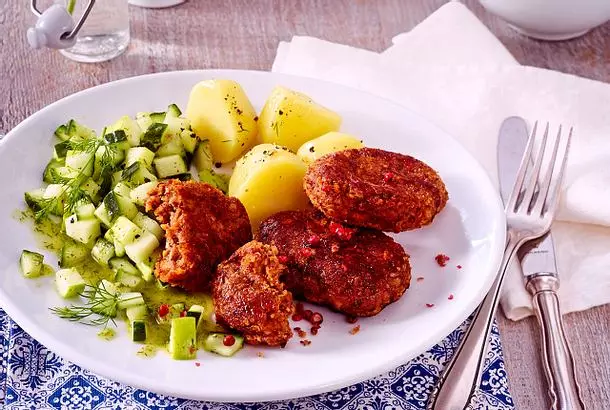 Receita de almôndegas vegetarianas com salada de pepino e batatas cozidas