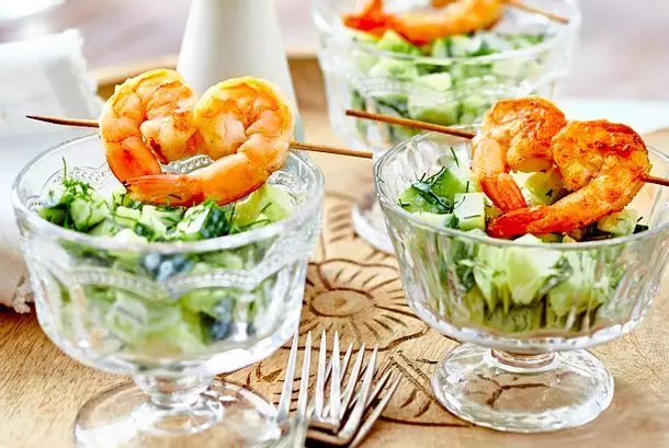 Espetinhos de camarão na receita de salada cremosa de pepino