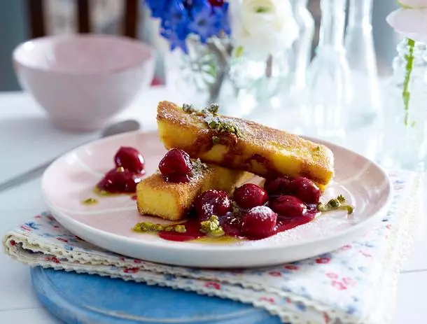 Rodajas de polenta frita con mantequilla de pistacho y receta de cerezas 33908_1