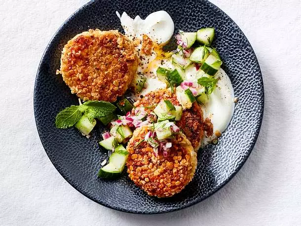 Almôndegas de couve-flor com salada de pepino e receita de mergulho