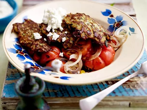 Zukini mince fritters ndi tomato saladi Chinsinsi