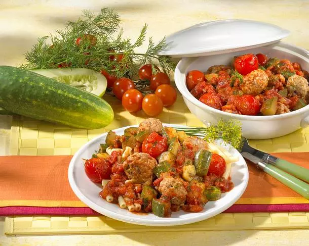 braised ڪڪڙ پين meatballs جي ترڪيب سان 34037_1