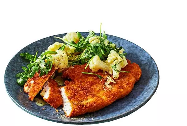 Schnitzel de rábano picante con receta de ensalada de coliflor 34347_1