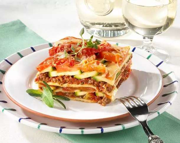 Lasagna legioma miaraka amin'ny saosy voatoto 3446_1