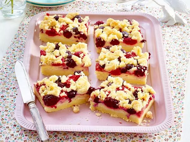 Crumble pudding slices with berries recipe