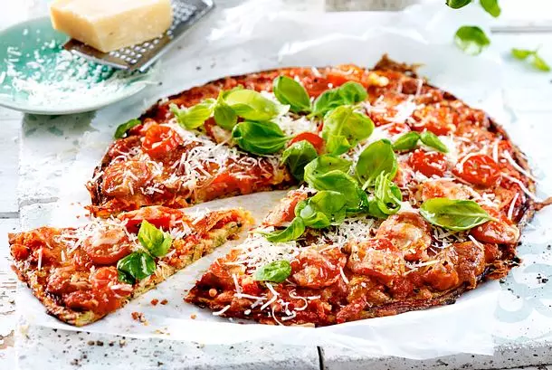 Carb pizza nkeya hamwe na zucchini crust resept 3497_1