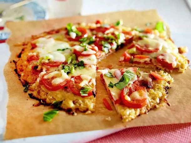 Farin kabeji Pizza tare da Tumatir da Mozzarella Recipe