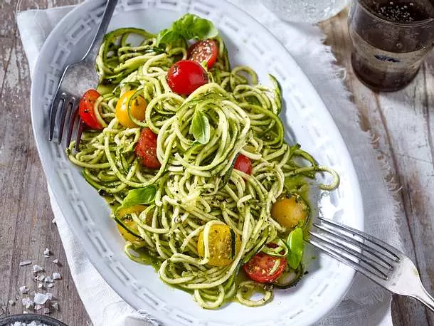 Rysáit zoodles (nwdls zucchini).