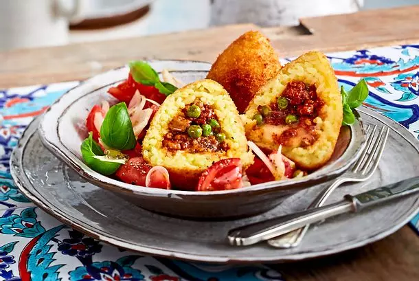 Arancini di riso con insalata di pomodoro oppskrift