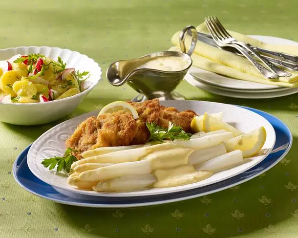 Pinggan asparagus dengan Wiener Schnitzel, sos Hollandaise dan resipi salad kentang 35356_1