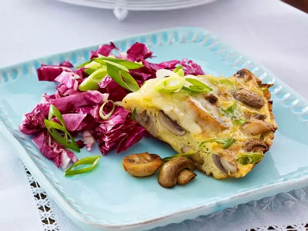 Svampfrittata med fjällost och radicchio recept 35374_1