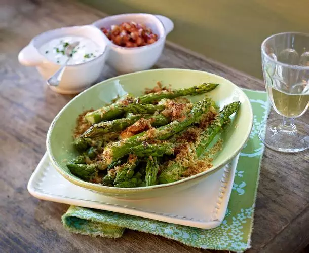 Recepto de bakita asparago en parmesana butero 35389_1