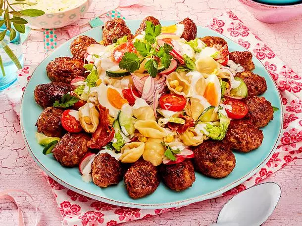 Salad nwdls tsatsiki gyda rysáit bifteki mini