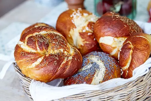 Rombli Pretzel bir-riċetta tal-butir tar-ravanell