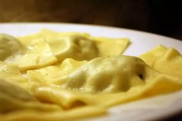 Ravioli dengan isi bijak dan ricotta yang dilambung dalam resipi bijak dan mentega 35990_1