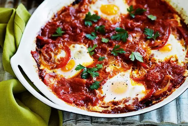 Shakshuka (küpsetatud munad pipar-tomatikastmes) retsept