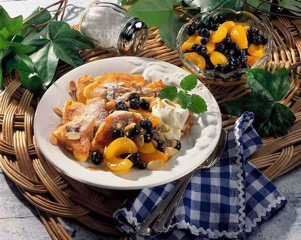 Curd pancakes with apricots and blueberries recipe 36083_1