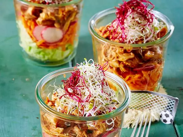 Layered Salad kalawan hayam ditarik dina resep kaca 3611_1