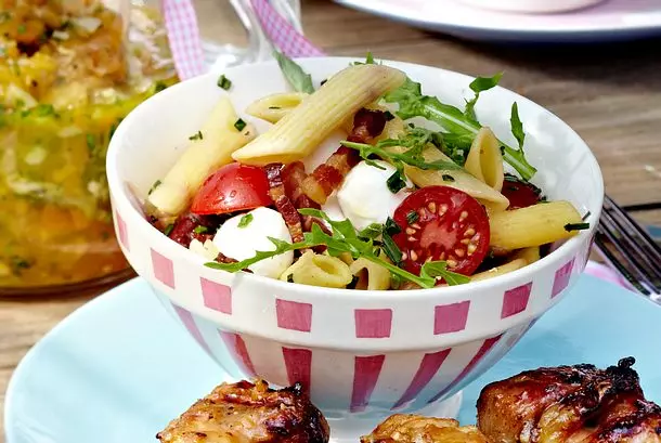 Pasta salat med bacon marinade oppskrift