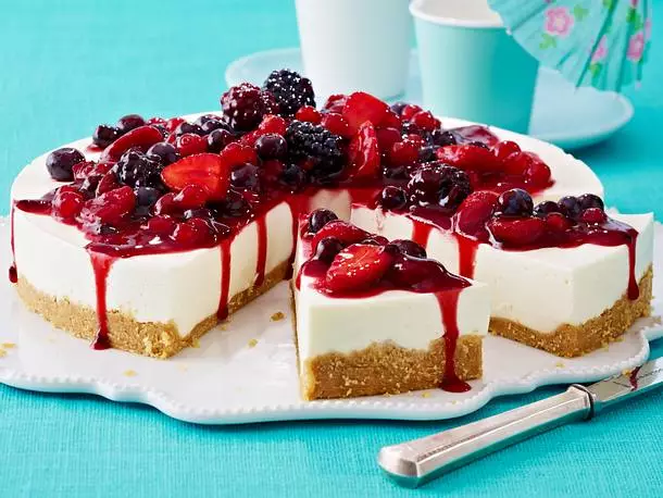 Kleurrijke bessencake met recept voor verfrissende citroenmousse 36266_1