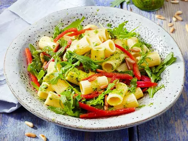 Pasta salat med rucola pesto oppskrift