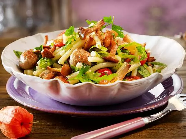 Salad pasta dengan resipi chanterelles