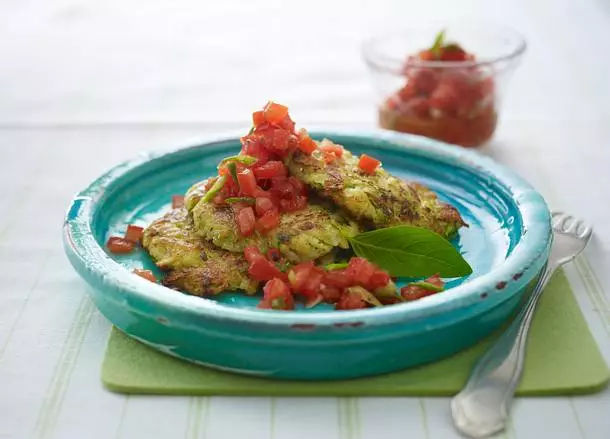 Baradho Zucchini Fritters leh Parmesan iyo Yaanyada Salsa 36406_1