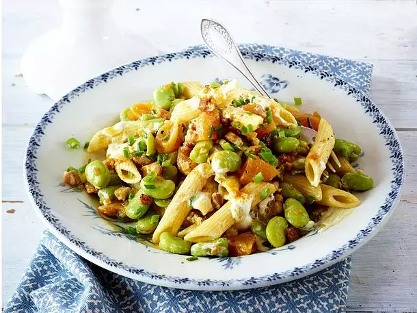 Broad Bean Pasta Salade mat Aprikosen a Curry Bacon Marinade Rezept