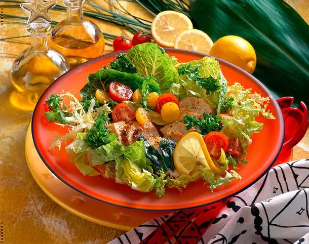 Ntụziaka salad ọkụkọ na-enye ume ọhụrụ 36591_1