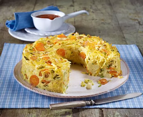 Spaghettikrans med gulerødder, forårsløg og blomkål med tomatsauce opskrift 36672_1