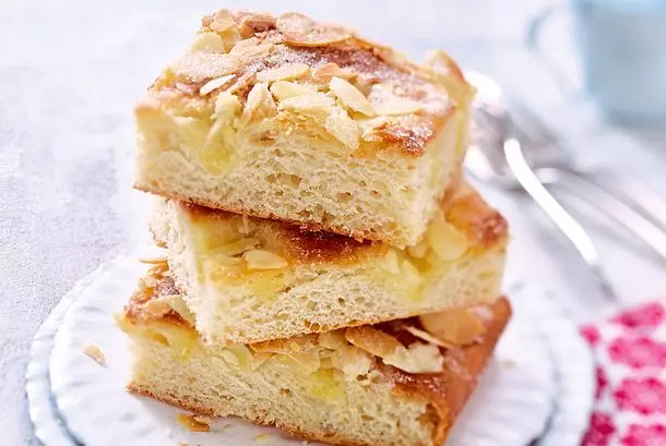 Kakata ta classic man shanu cake tare da sukari-almond ɓawon burodi girke-girke