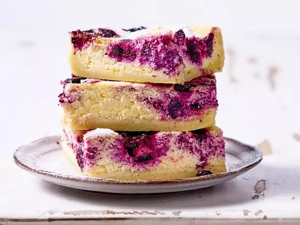 Cheesecake daga gwangwani tare da blueberries girke-girke