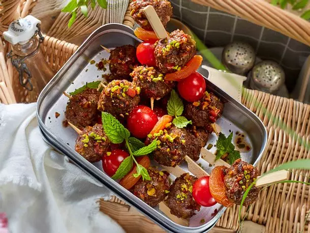 Receita de albóndigas de pistacho sobre brochetas de tomate cherry de albaricoque