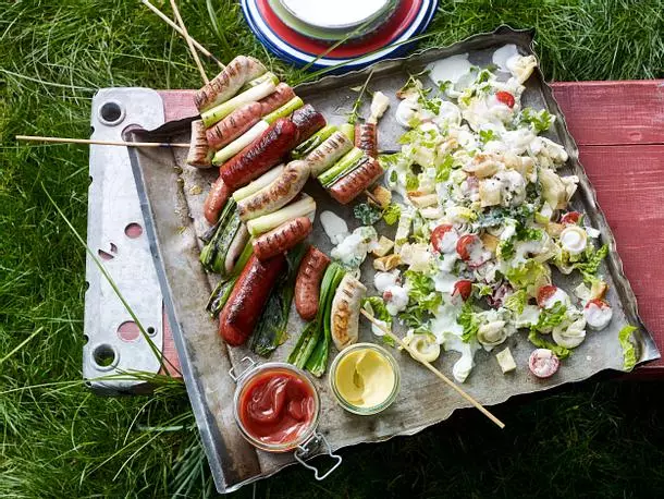 3 pølse shish kebab med nudel Caesar salat opskrift 37136_1