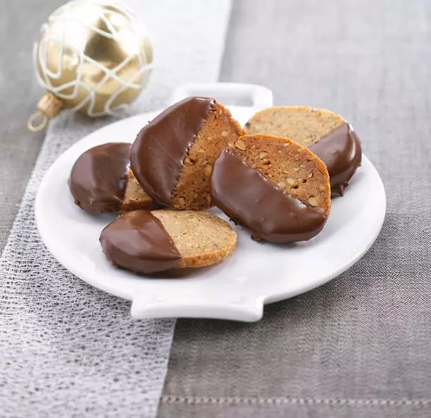 Biscotti alle spezie marroni con la ricetta della glassa al cioccolato 37297_1