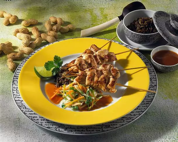 Inkukhu skewers kwi-peanut breading kunye ne-soy honey sauce recipe 37346_1