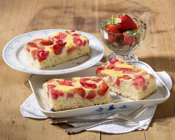 ルバーブとサワークリームのレシピが入ったストロベリーケーキ 37365_1