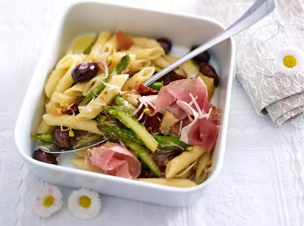 សាឡាត់ Penne និង asparagus ជាមួយរូបមន្ត Parma Ham 37544_1