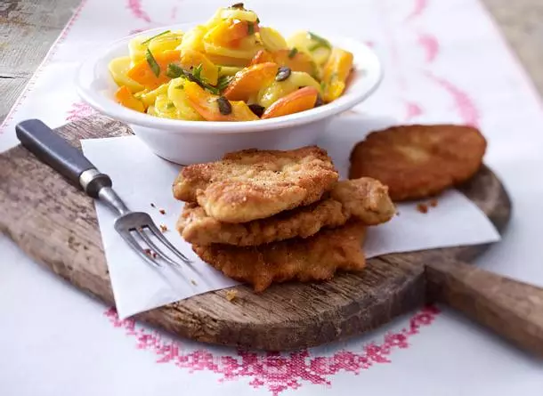 schnitzel ਵਿਅੰਜਨ ਦੇ ਨਾਲ ਆਲੂ ਅਤੇ ਪੇਠਾ ਸਲਾਦ 37554_1