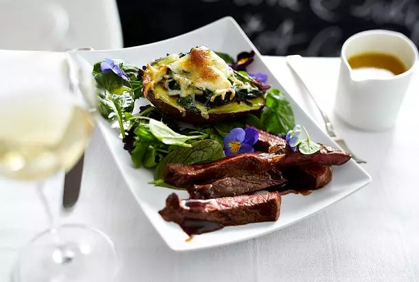 Recette de lanières de steak et avocat gratiné sur salade d'herbes sauvages 37701_1