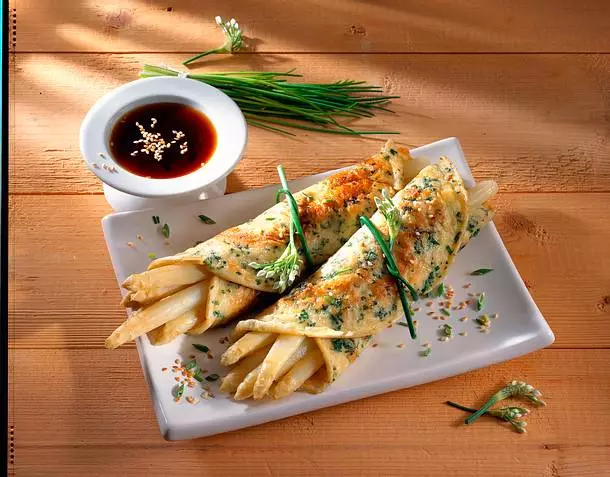 Crepes na kichocheo cha asparagus nyeupe 37874_1