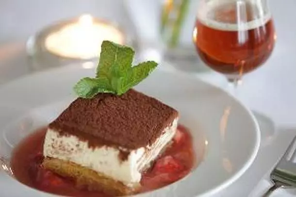 Bock ọti tiramisu pẹlu rhubarb ati iru eso didun kan ragout ohunelo 37902_1