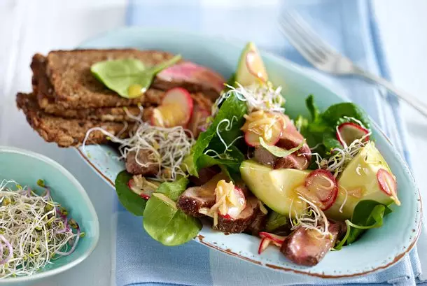 Turp zəncəfil vinaigrette resepti ilə avokado biftek salatı 37923_1