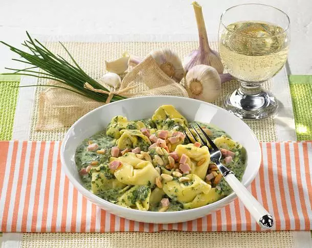 Tortellini muri resitora ya spinach isupu 37936_1