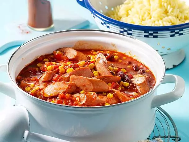 Chili kolbász spiráltésztával recept 38102_1