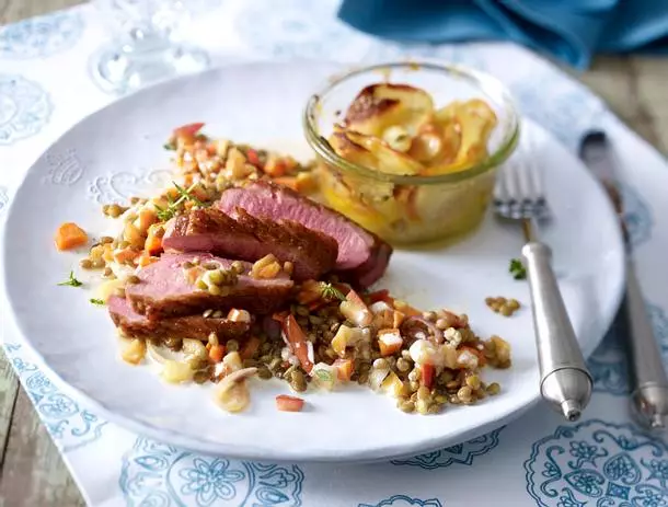 Peito de pato sobre lentilhas Calvados com receita de gratinado de batata 38123_1