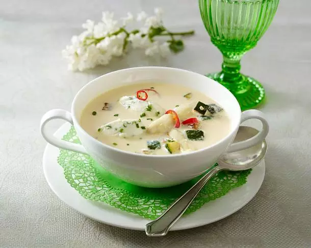 Cream yeasparagus soup ine chive uye mbudzi cheese dumplings, diced zucchini uye chilli recipe 38293_1